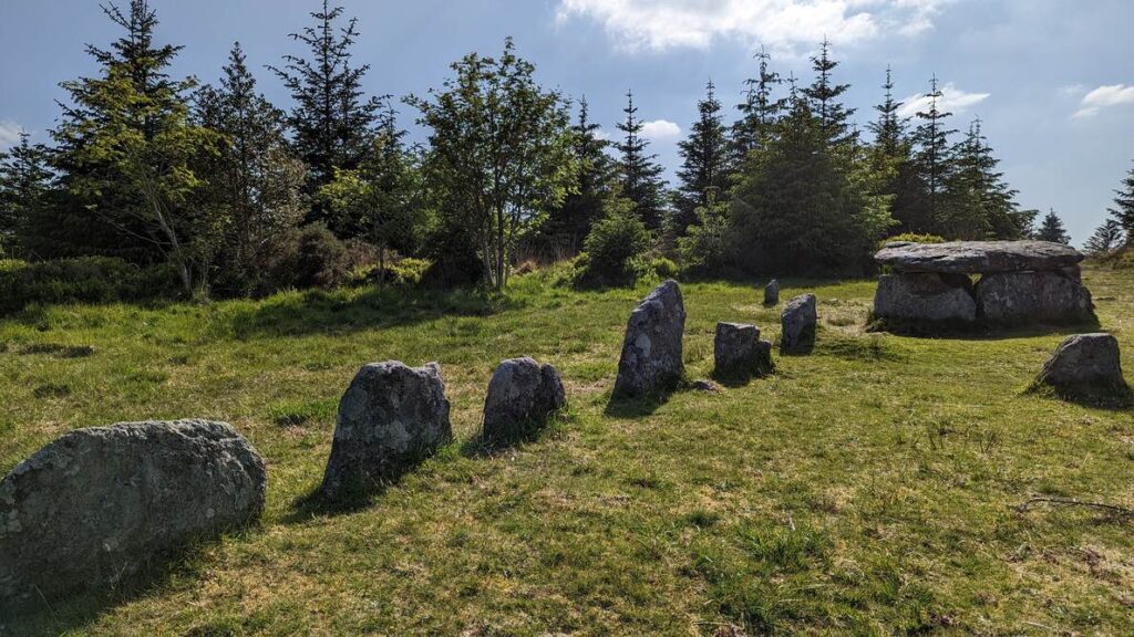 Lakehead Hill 4 (E of Summit) Stone Row | Dartefacts