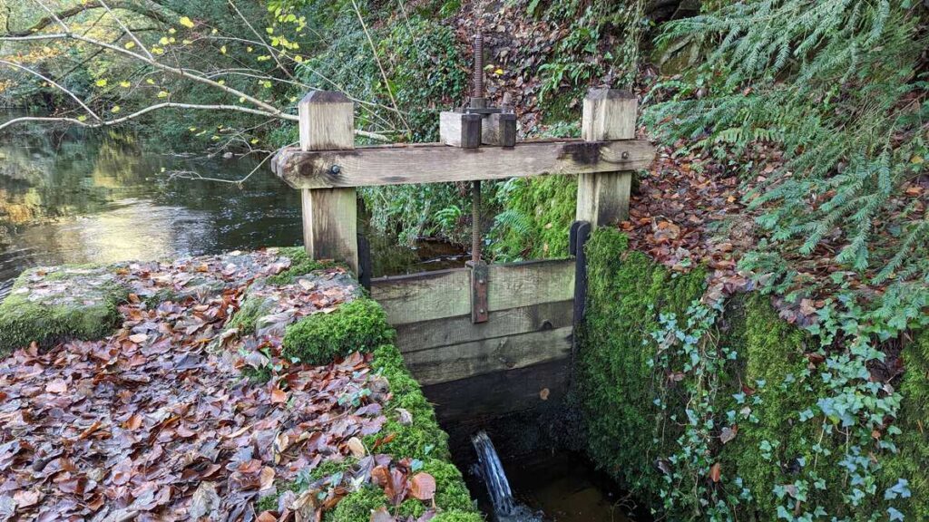 Mill Leat Sluice Gate and Bullseye, Brent Island | Dartefacts