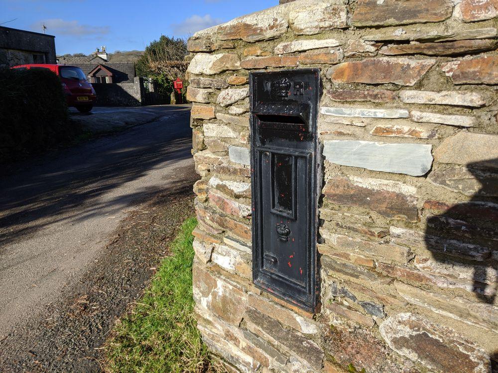 Hoo Meavy Black Post Box | Dartefacts